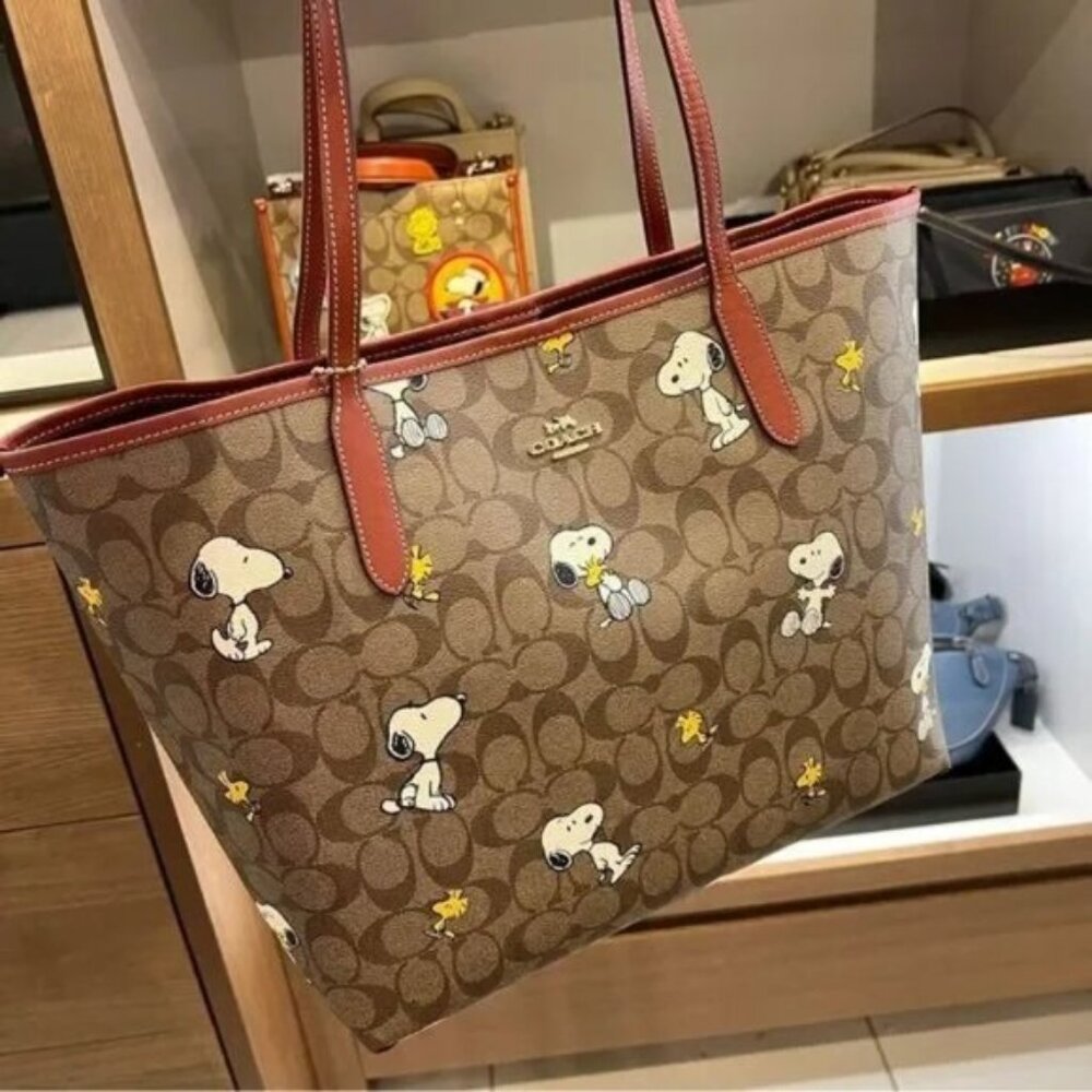 👜👜COACH x Peanuts Collaboration Snoopy Tote bag CF1… - Gem
